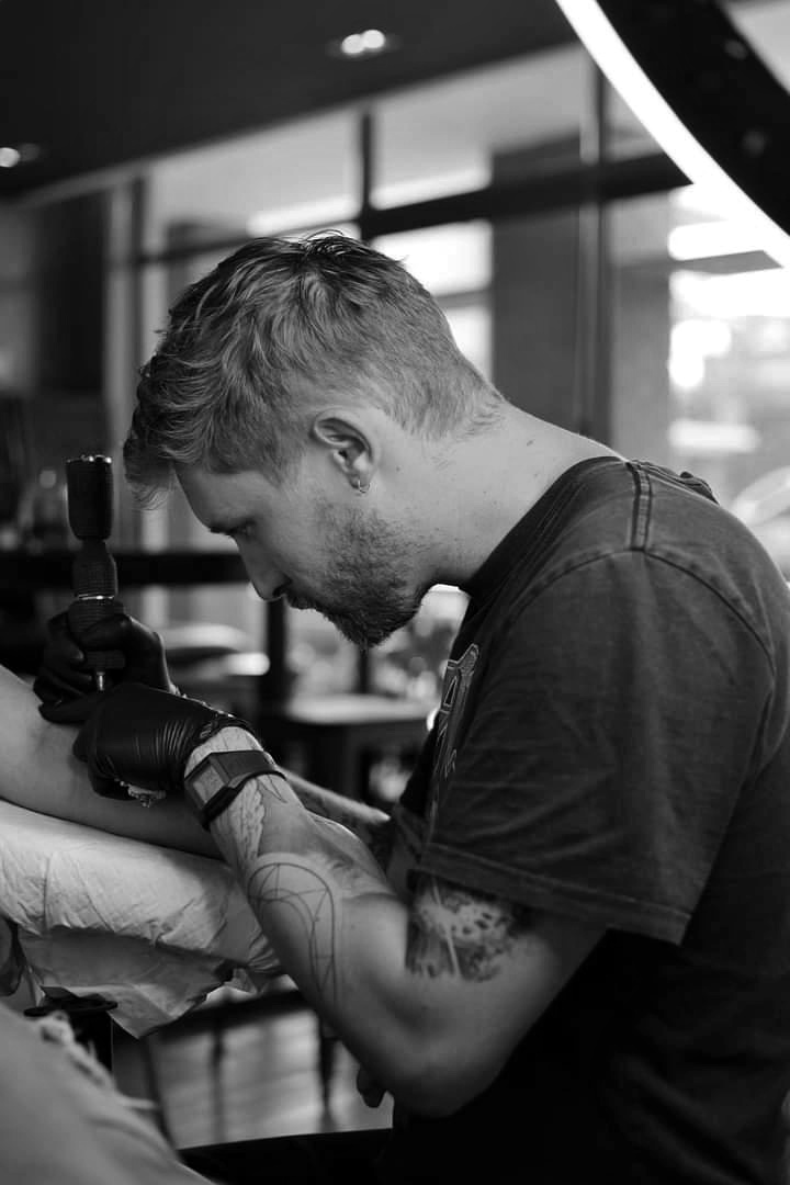 Descriptive Art Collective - Tattoo Studio